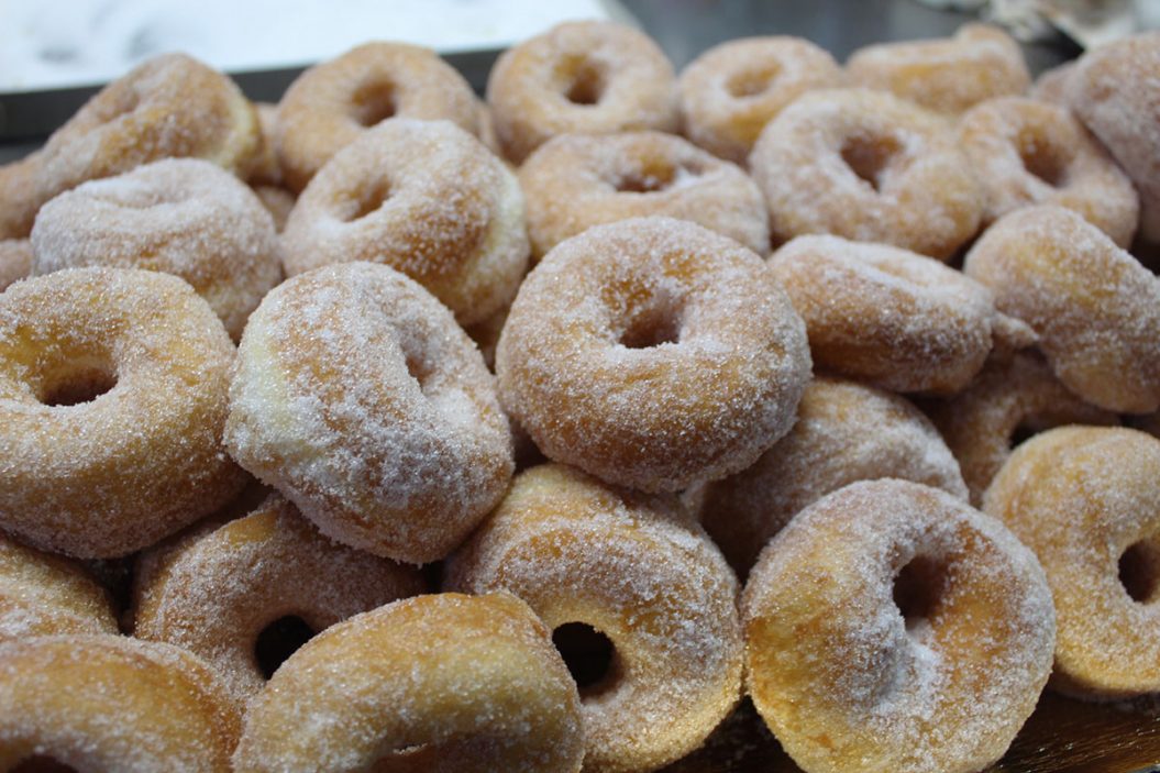 Soffice, ambrata, zuccherosa: è la graffa, la ciambella dolce per una ...